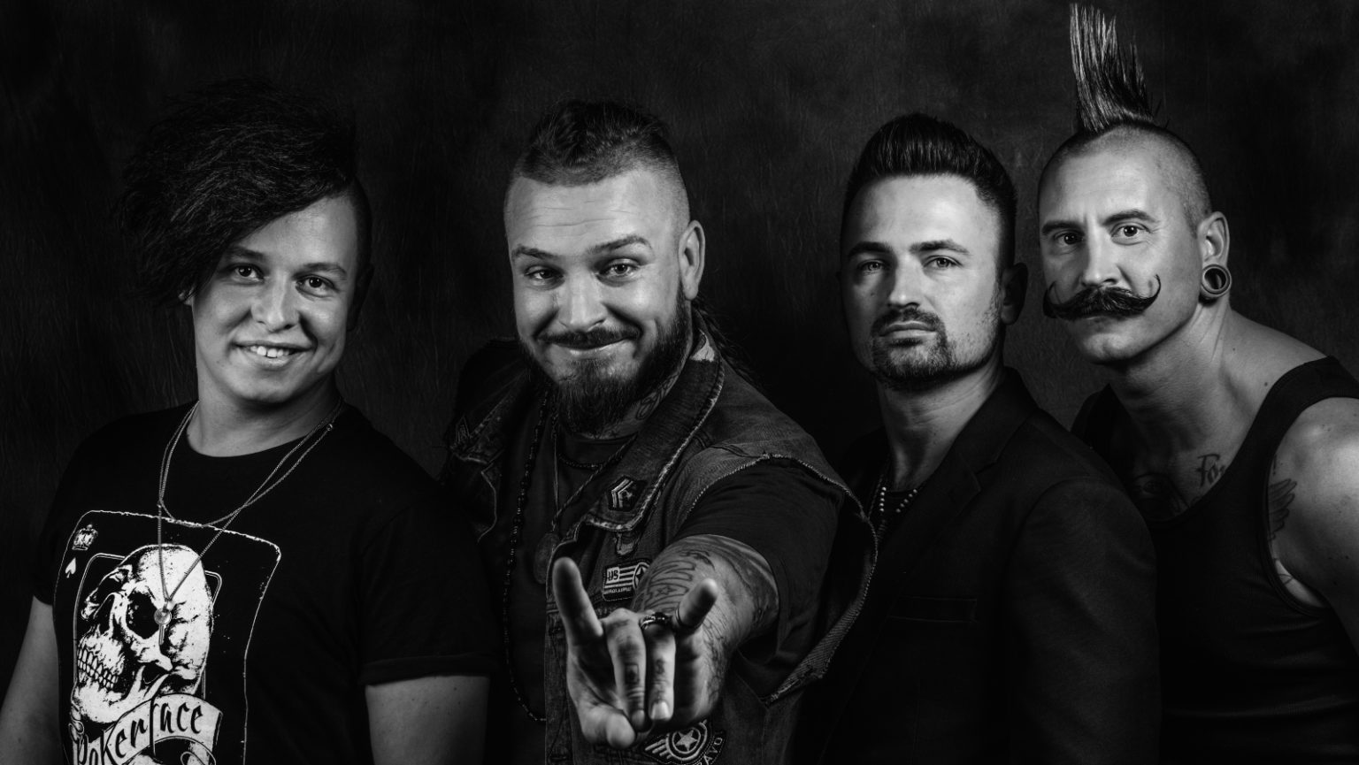 Z kapely Rybičky 48 už nikdo není k mání. Kytarista Michal se oženil s krásnou Evičkou