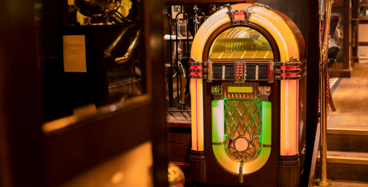 23. listopadu 1889 začala zlatá éra jukeboxu. Ten je dnes velmi cenným ...