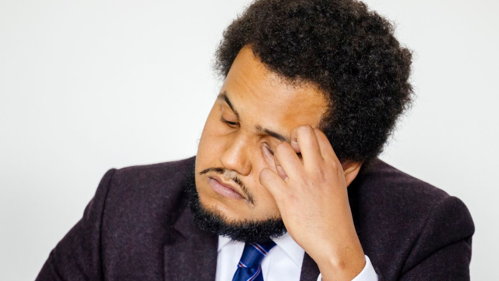 Dominik Feri musel do nemocnice. Pořezal se žiletkou, kterou použil ...